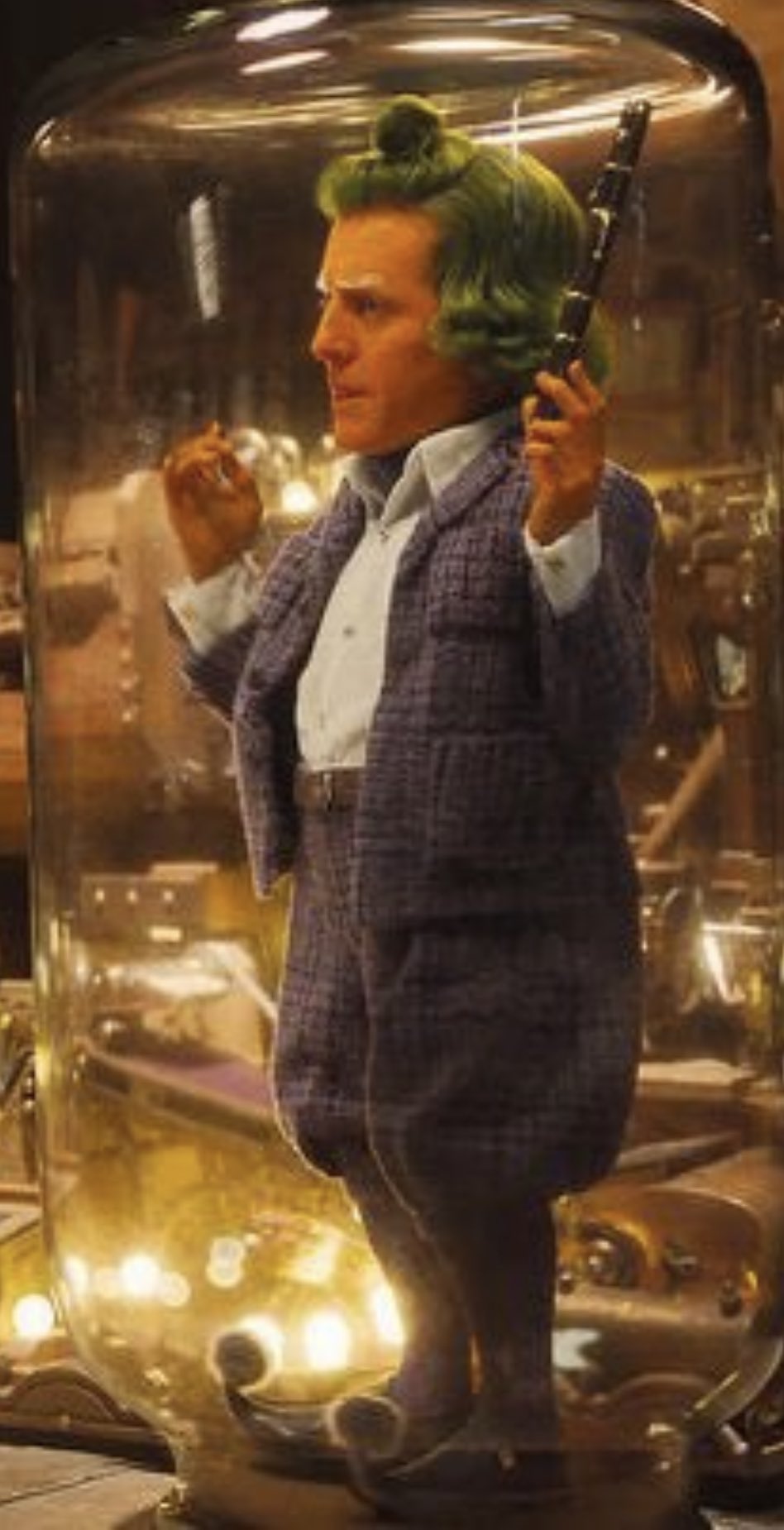 더쿠 - 티모시 샬라메(윌리 웡카)와 마주보는 휴 그랜트(움파룸파).jpg