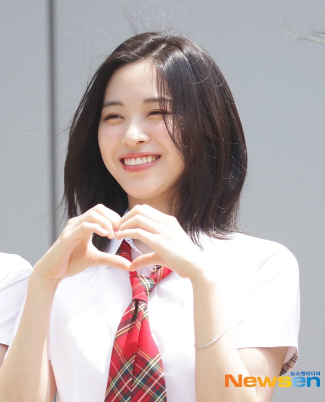 더쿠 - 오늘자 단발 레이어드 컷으로 자른 듯한 ITZY 류진 비주얼 jpg.