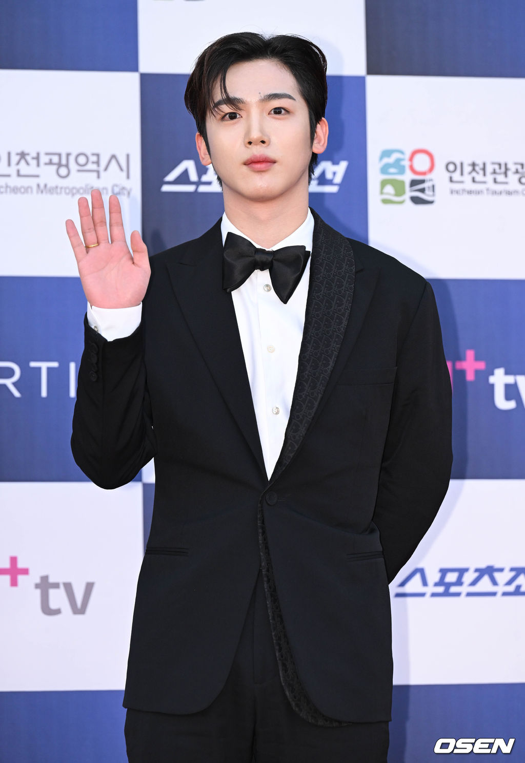 더쿠 - 잘생겼다는 헤드라인밖에 없던 어제자 청룡시리즈어워즈 김요한 비주얼.jpg