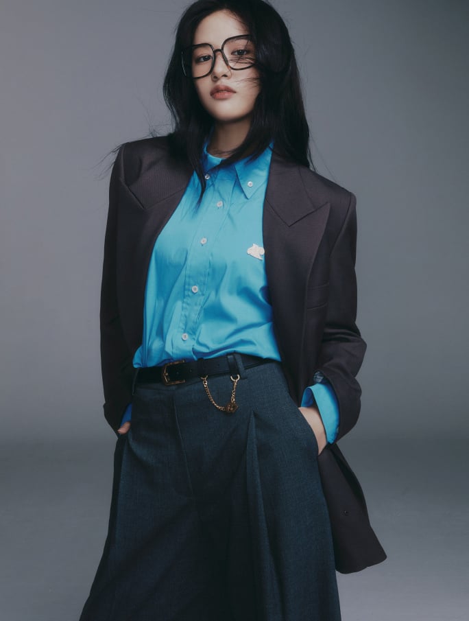 더쿠 - 공개 후 팬들 반응 좋은 아이브 안유진 럭키슈에뜨 23 FALL 화보 컨셉.jpg