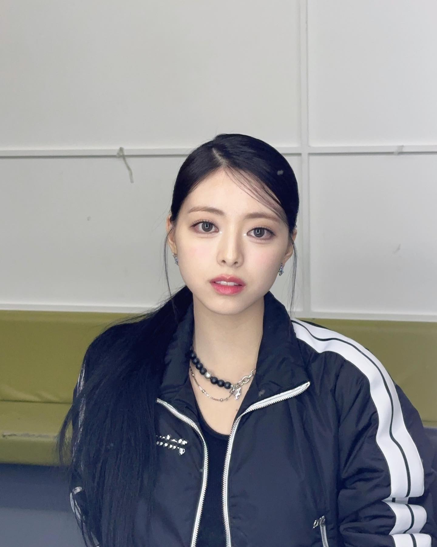 더쿠 - 본인도 겁나 예쁘다고 인정한 itzy 유나 이번 활동 짤 모음.jpgif