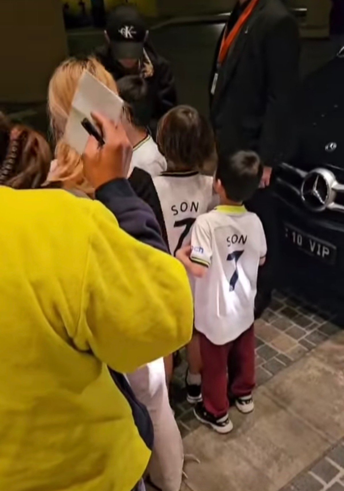 더쿠 - 손흥민 싸인 받으려고 줄서있는 꼬마팬들