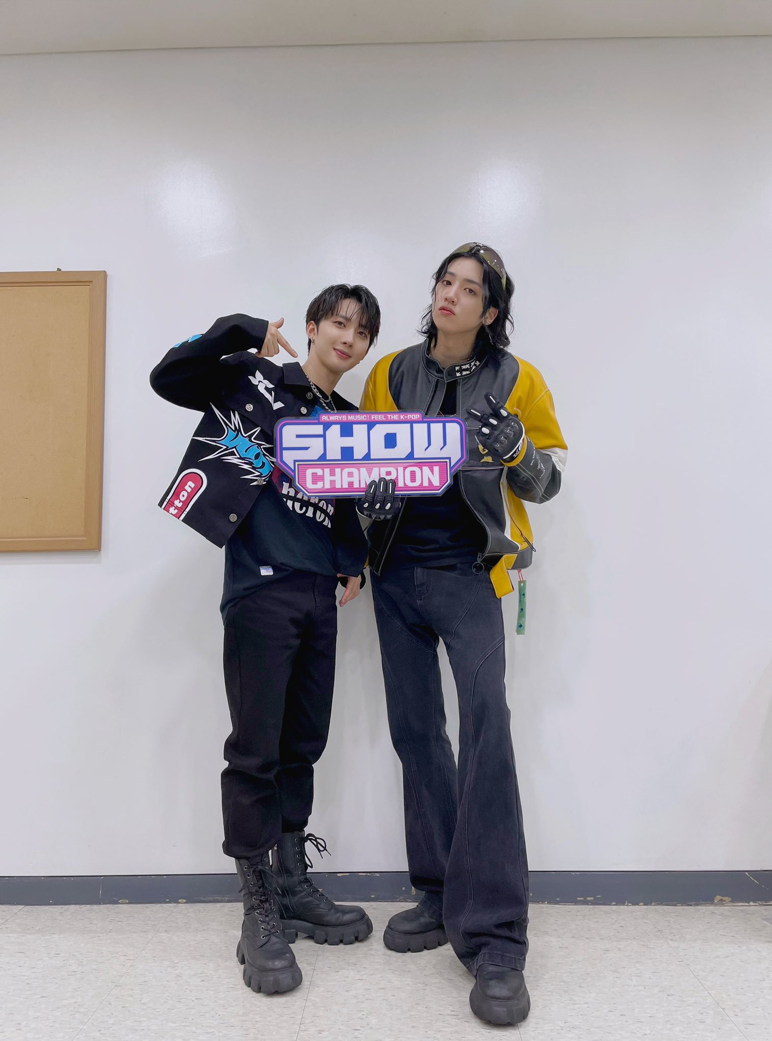 더쿠 - 어떻게 서있는건지 앵글 아래가 궁금한 짤