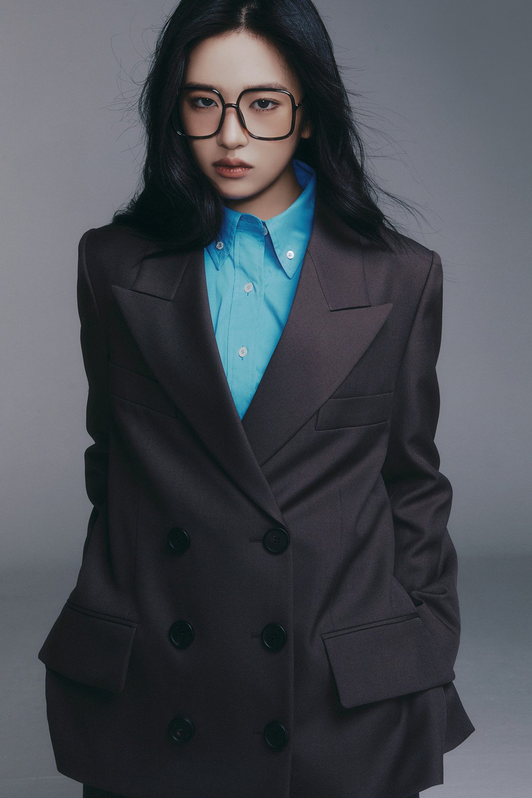 더쿠 - 공개 후 팬들 반응 좋은 아이브 안유진 럭키슈에뜨 23 FALL 화보 컨셉.jpg