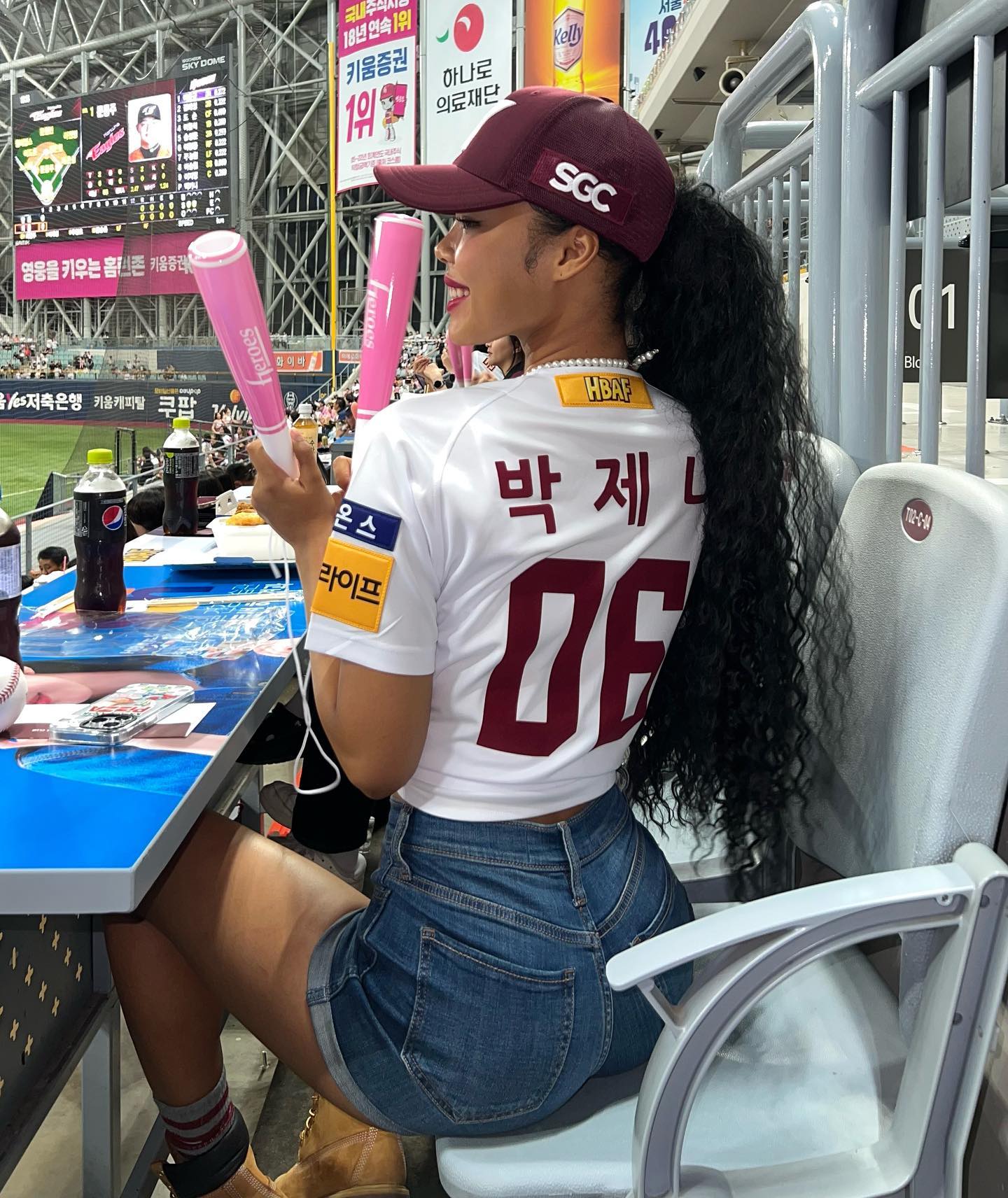 더쿠 - [KBO] 본새 개쩌는 MZ 흑인 혼혈 모델 박제니 시구 폼.jpg