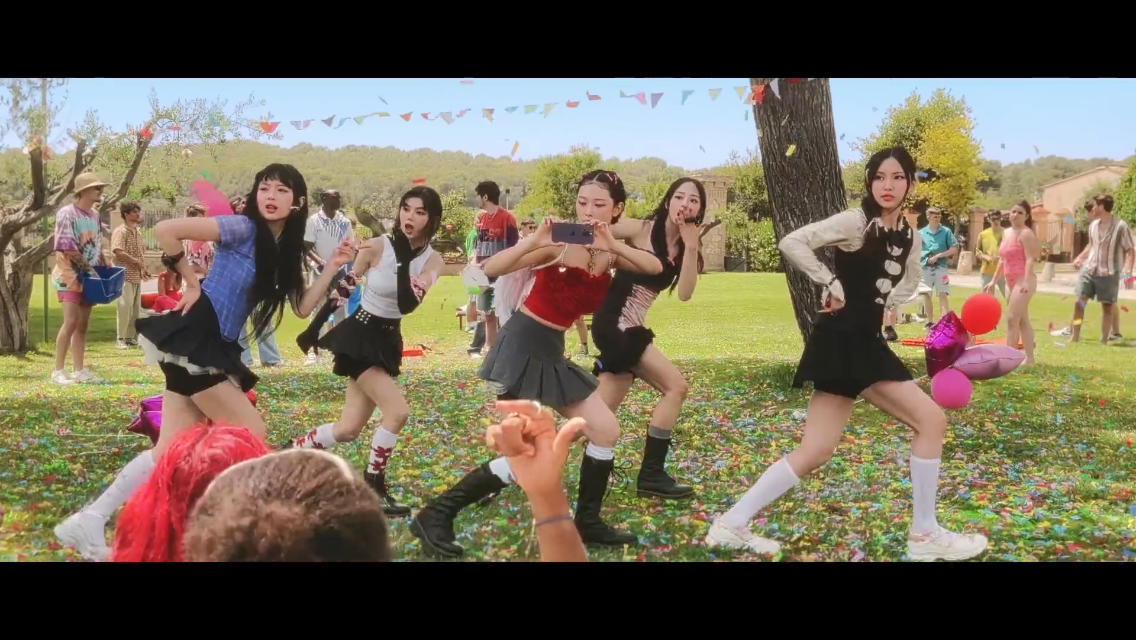 더쿠 - 뉴진스 ETA 뮤비 바람 현장을 목격한 해린.twt