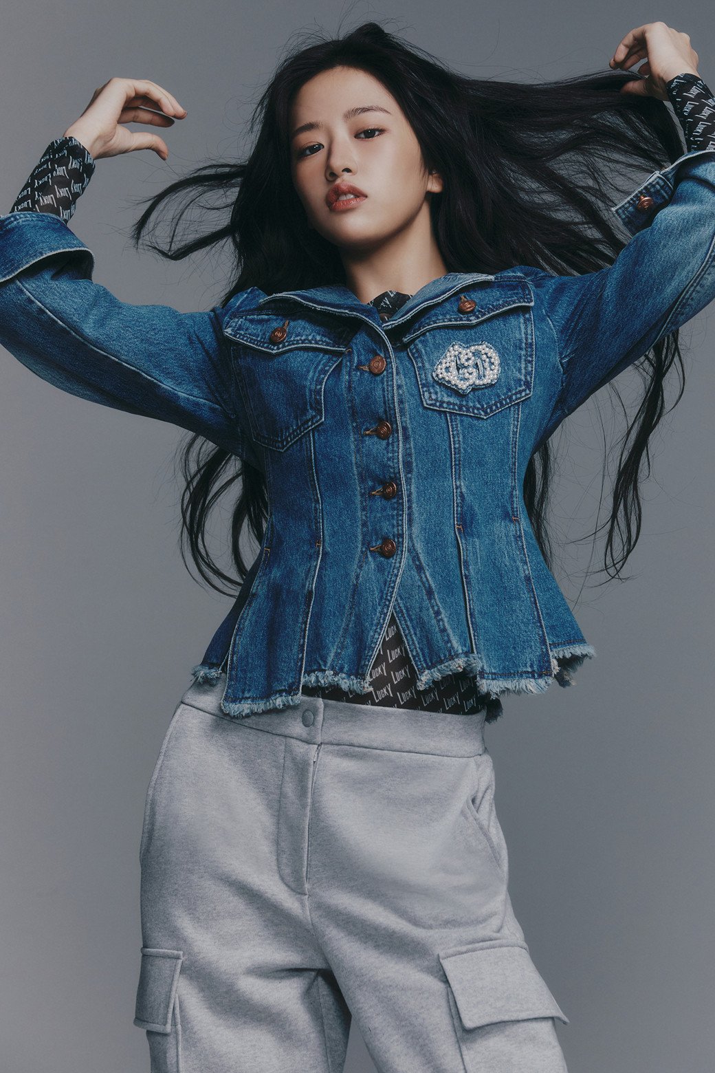 더쿠 - 공개 후 팬들 반응 좋은 아이브 안유진 럭키슈에뜨 23 FALL 화보 컨셉.jpg