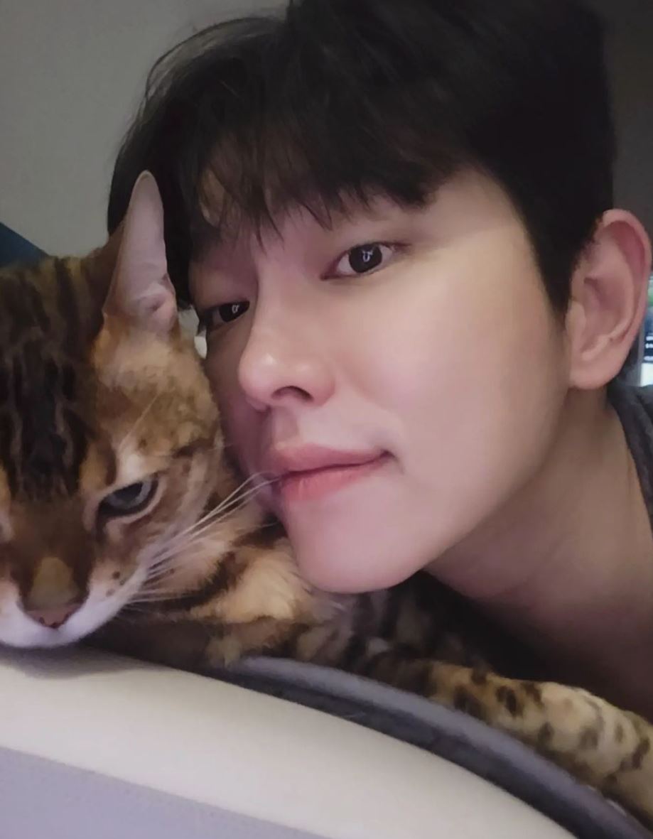 더쿠 - 언제부턴가 살찌지 않는 남자배우.jpg